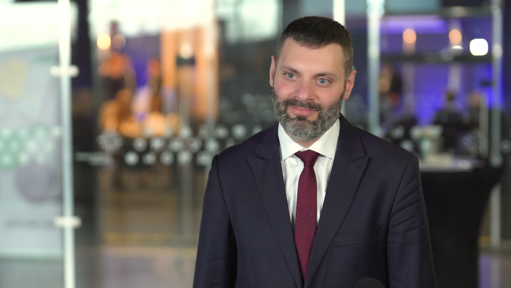 Kolej przesiada się na OZE. Prąd ma być produkowany na farmach ...