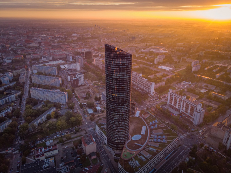 Grupa EMC wchodzi do Sky Tower! - Nieruchomości - Newseria Biznes